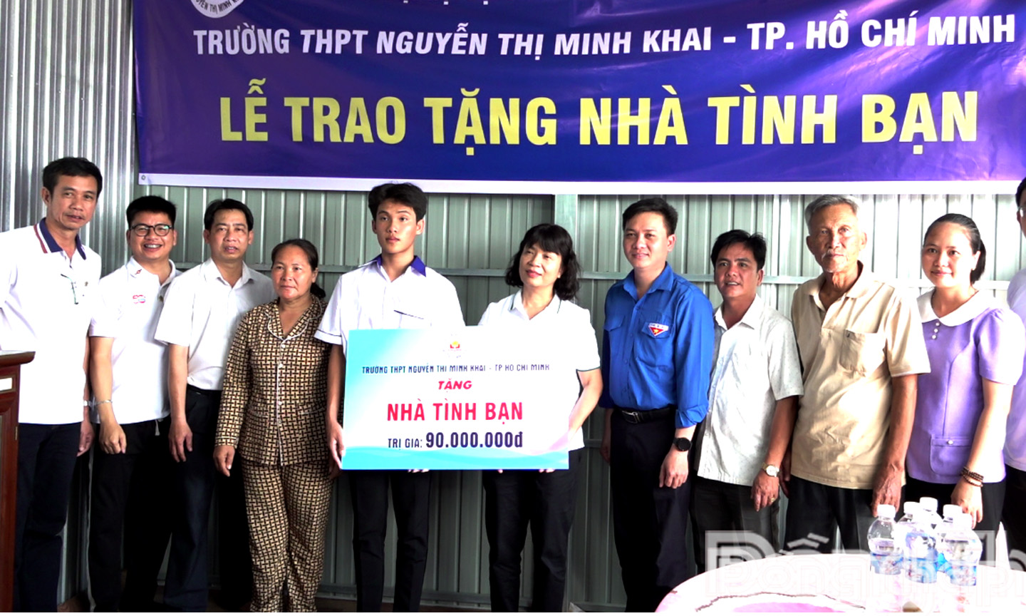 Bàn giao "Nhà tình bạn" cho em Nguyễn Hữu Quân