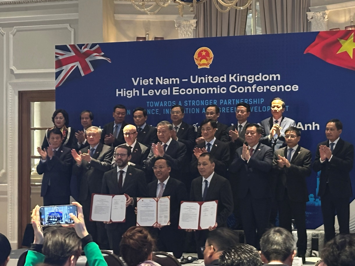 Thứ trưởng Nguyễn Hoàng Long trao 2 MOU hợp tác của Bộ Công Thương với các Bộ đối tác Vương quốc ...