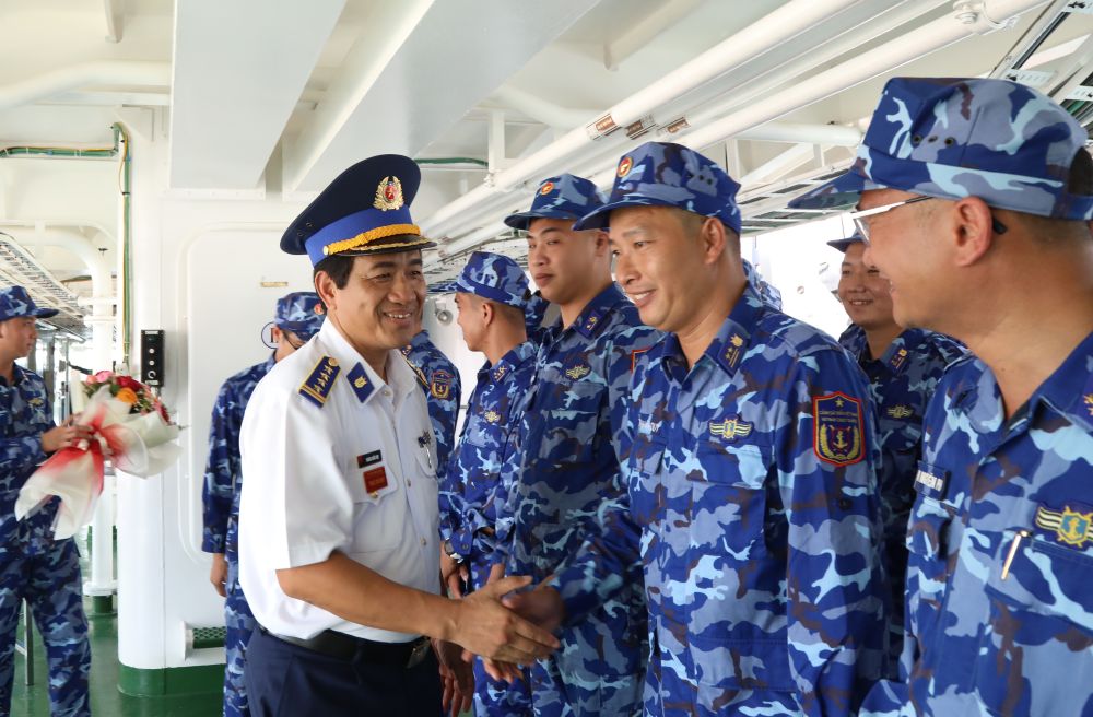 Tàu CSB 8002 lên đường thăm và làm việc tại Phi-líp-pin