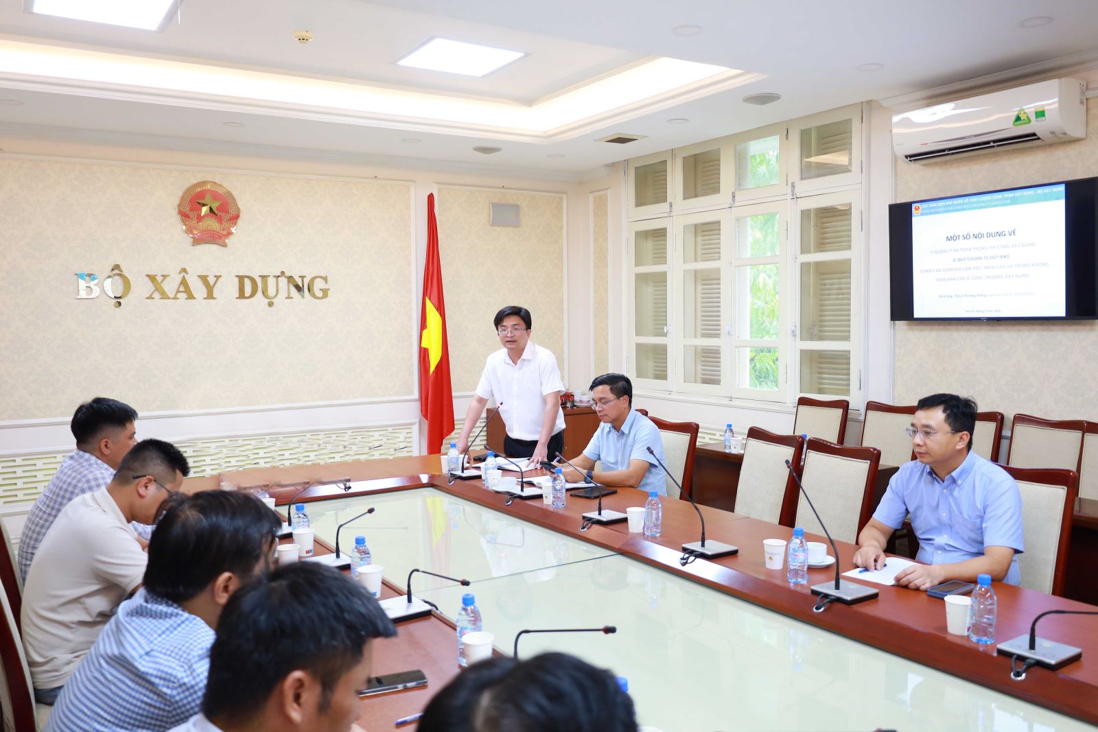 Tuyên truyền, phổ biến Tài liệu hướng dẫn thực hiện QCVN 18:2021/BXD về an toàn trong thi công ...